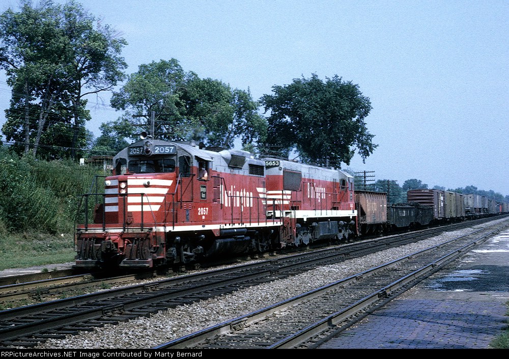 BN 2057 (ex-CB&Q 921) and 5653 (ex-CB&Q 565) at Fairview Ave.